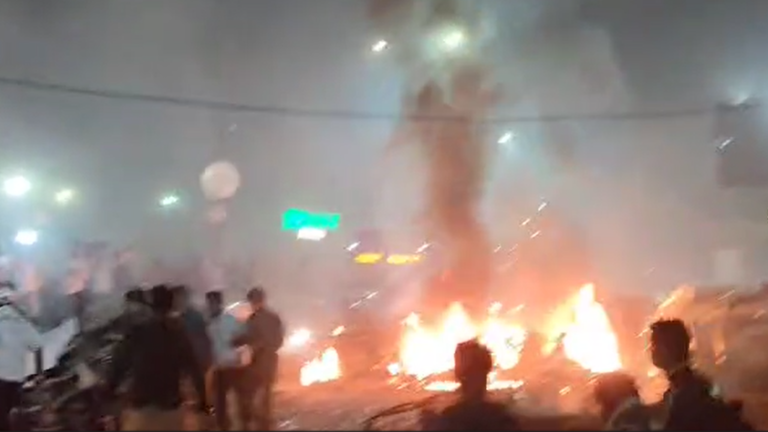 Blast near Red Fort: 7 fire tenders on spot, many feared injured - what ...