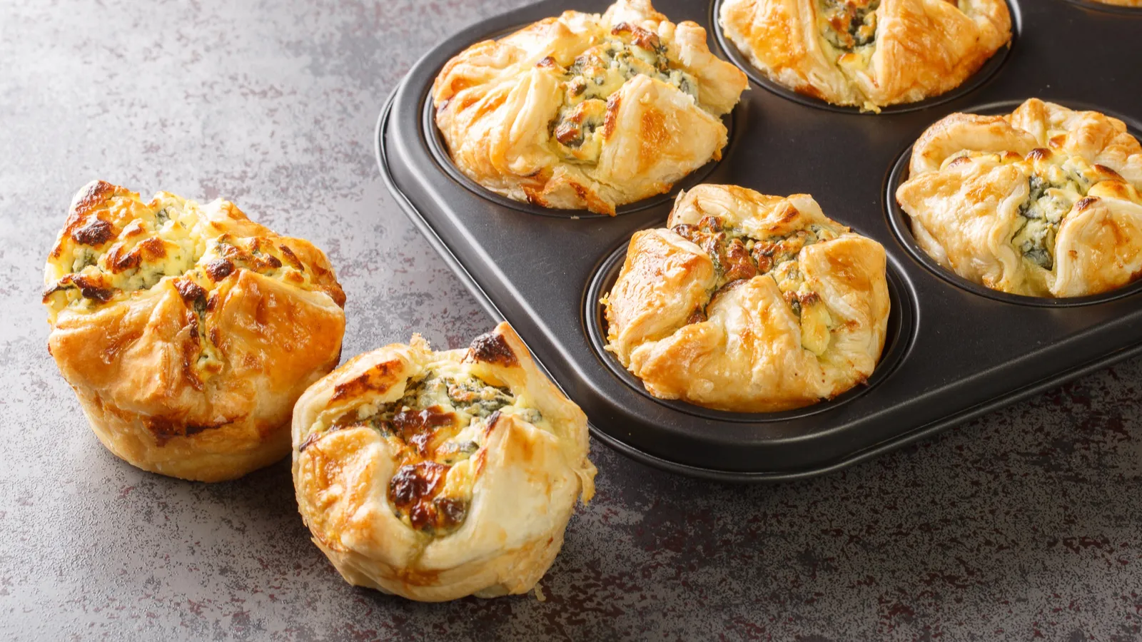 Camembert mini muffins with puff pastry are the easiest festive snack