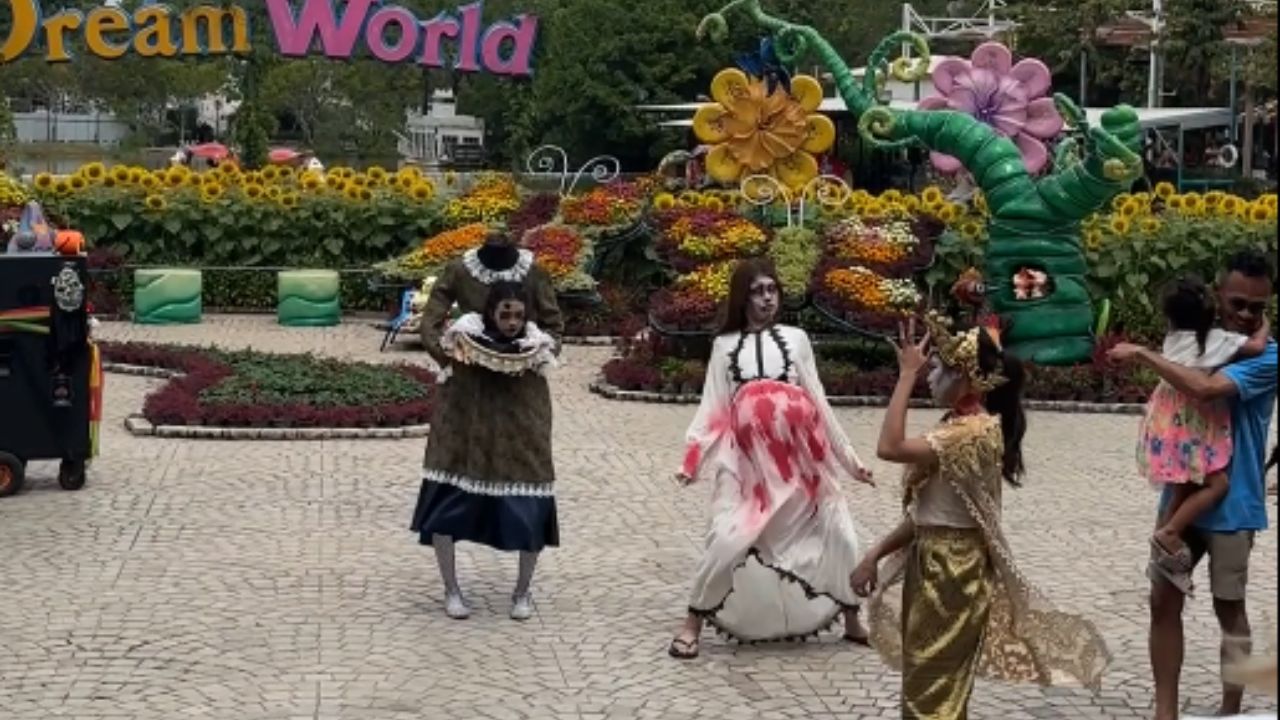 Dream World hosts Halloween event in Thailand with people wearing ...