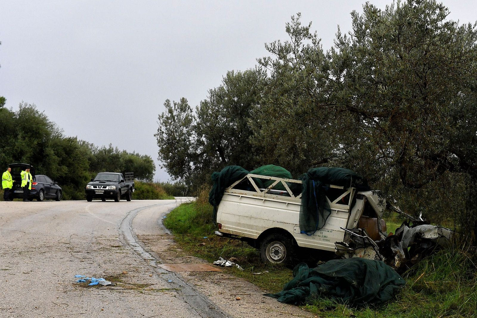 Κορινθία: Όχημα καρφώθηκε σε ελιά - Ένας νεκρός και δύο σοβαρά τραυματίες