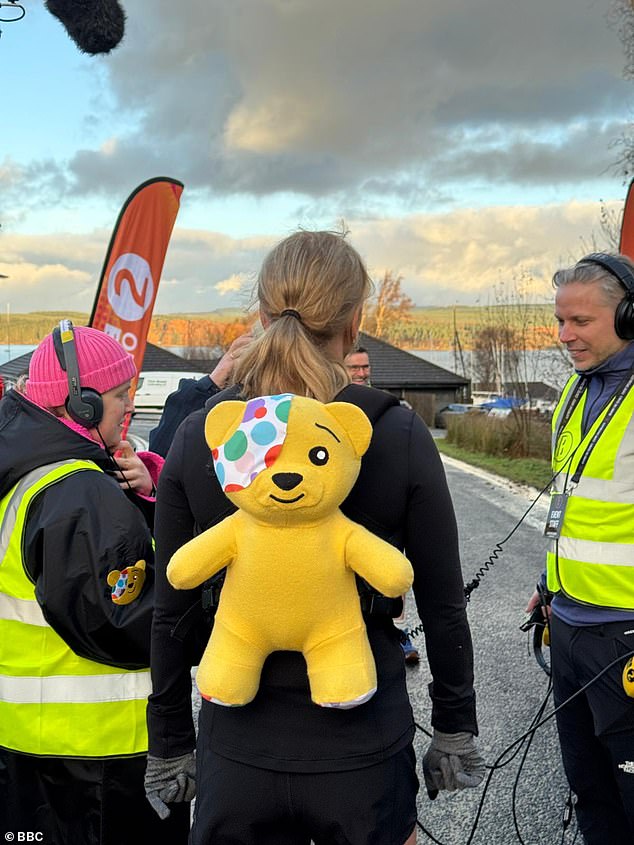 Sara Cox is met with alpacas and a bagpiper ahead of 135-mile Great ...