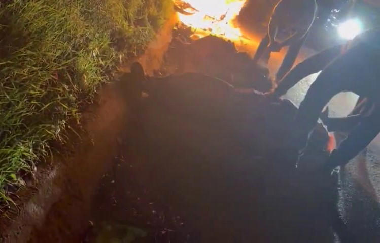 Otomobille çarpışan motosiklet alev topuna döndü: 1’i ağır 2 yaralı