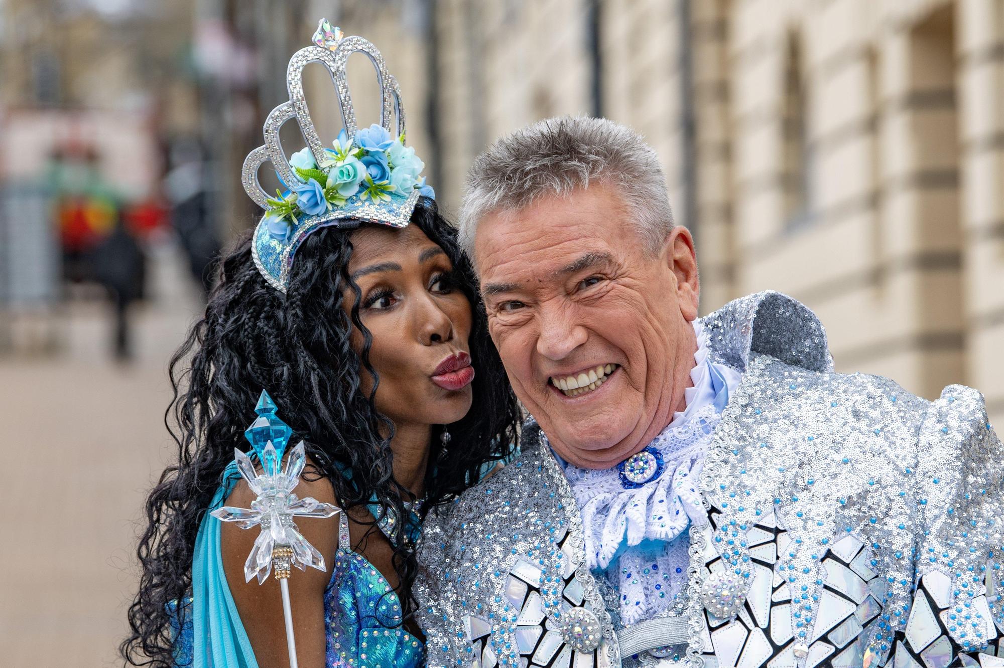 Panto king Billy Pearce heads the line-up as full cast of Snow White ...