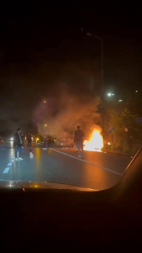 Otomobille çarpışan motosiklet alev topuna döndü: 1’i ağır 2 yaralı