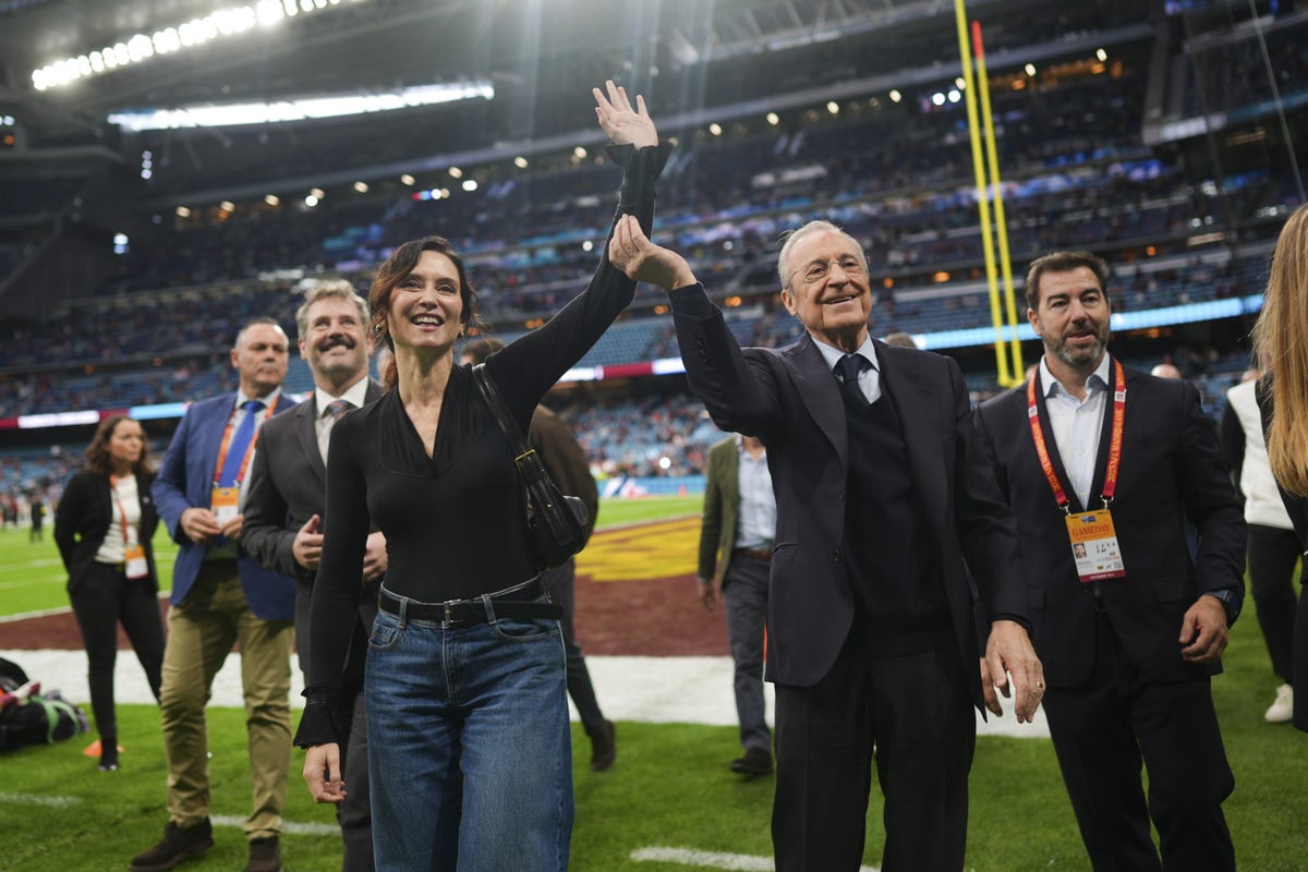 Isabel Diaz Ayuso reaparece con el bolso de Zara 'efecto piel ...