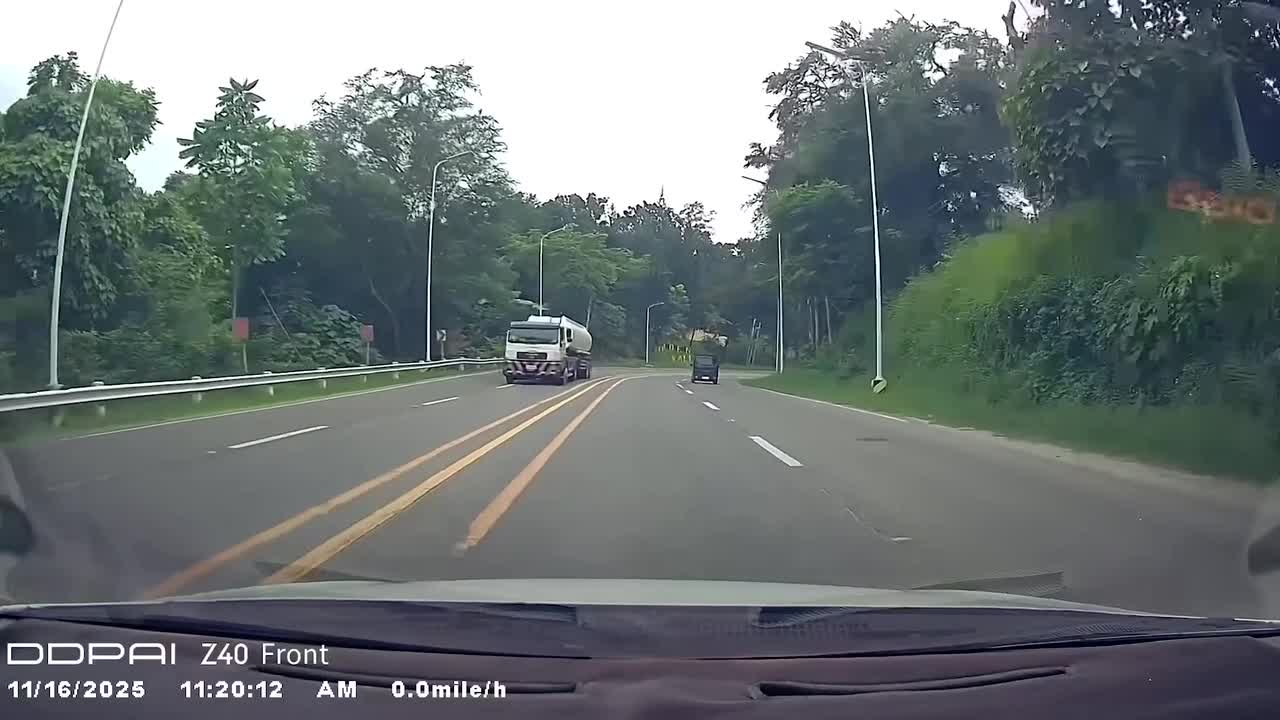 Wheel detaches from moving minivan and rolls across road