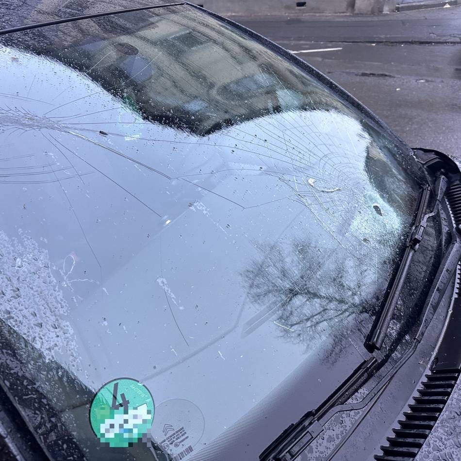 Scheibe von Auto in Innenstadt eingeschlagen