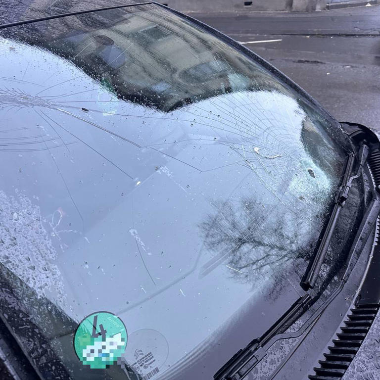 Scheibe von Auto in Innenstadt eingeschlagen