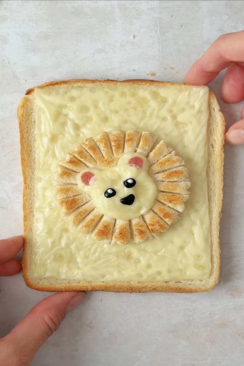 Mini toast lion - une idée amusante de toast au fromage pour les enfants