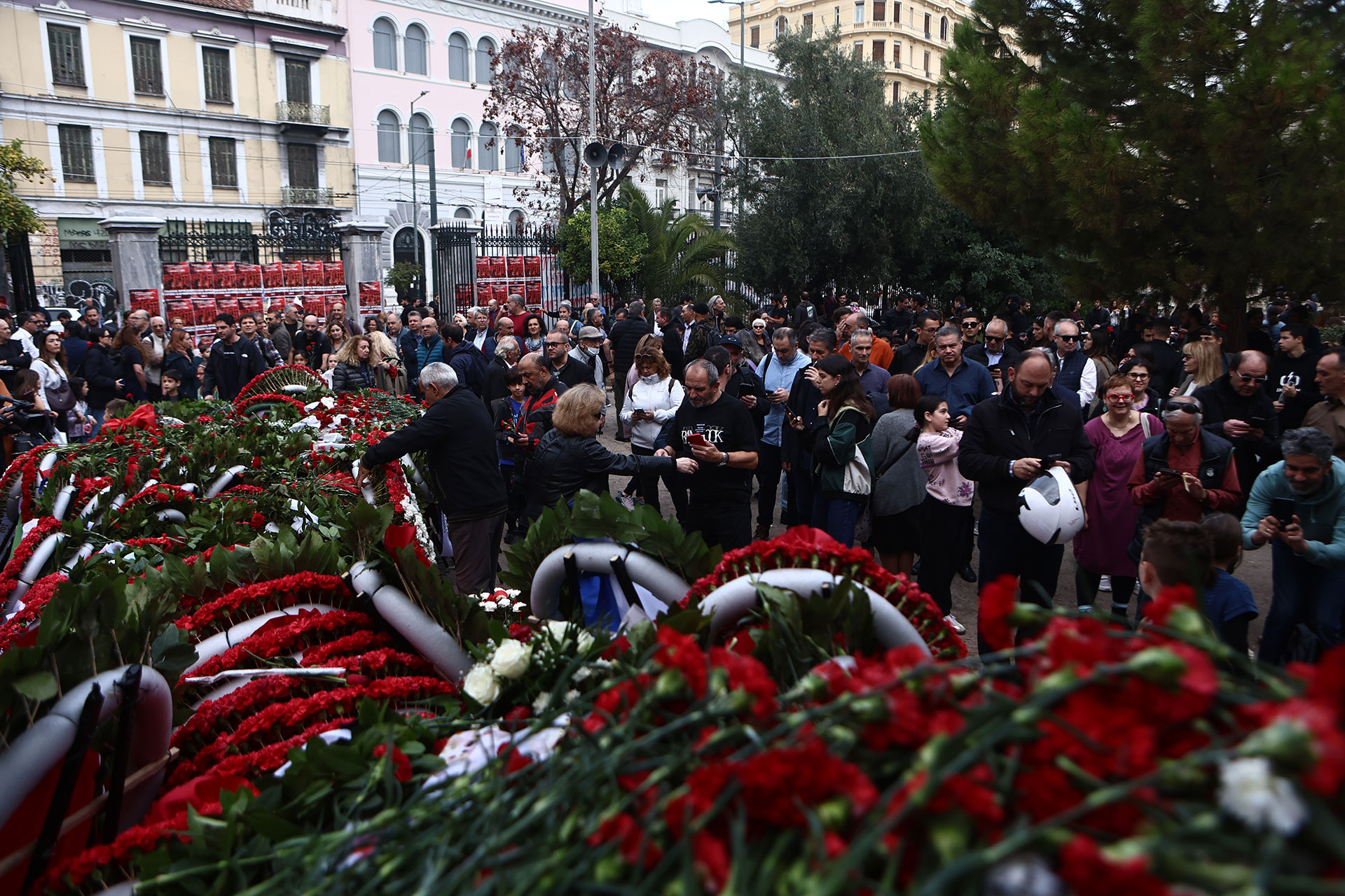 Πολυτεχνείο: Πλήθος κόσμου για την 52η επέτειο – Εκλεισαν οι πύλες