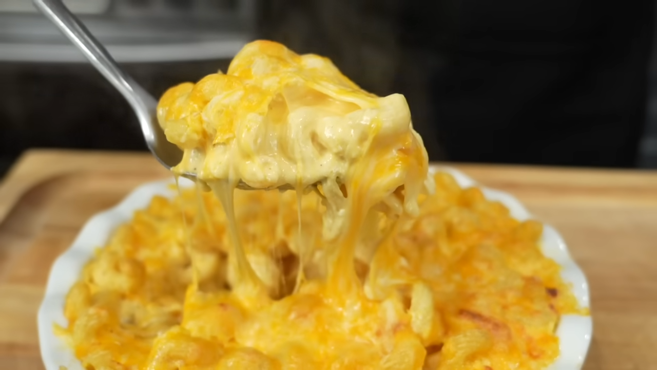 The Best Way To Make Mac And Cheese: Roux Vs Egg