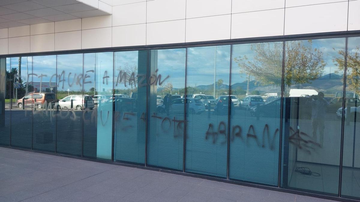 Independentistas catalanes vandalizan la sede del PP de Castellón