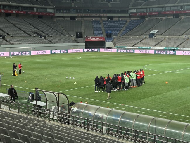 [442.live] 3년 만에 한국 만나는 가나…강추위 속 중무장 후 훈련 진행→’한국 16강 일등공신’ 아티 지기는 홀로 훈련 미참여