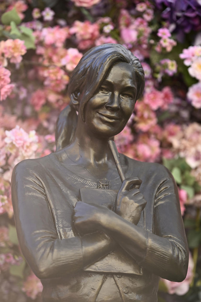 Where to find London's 'adorable' new Bridget Jones statue in Leicester ...