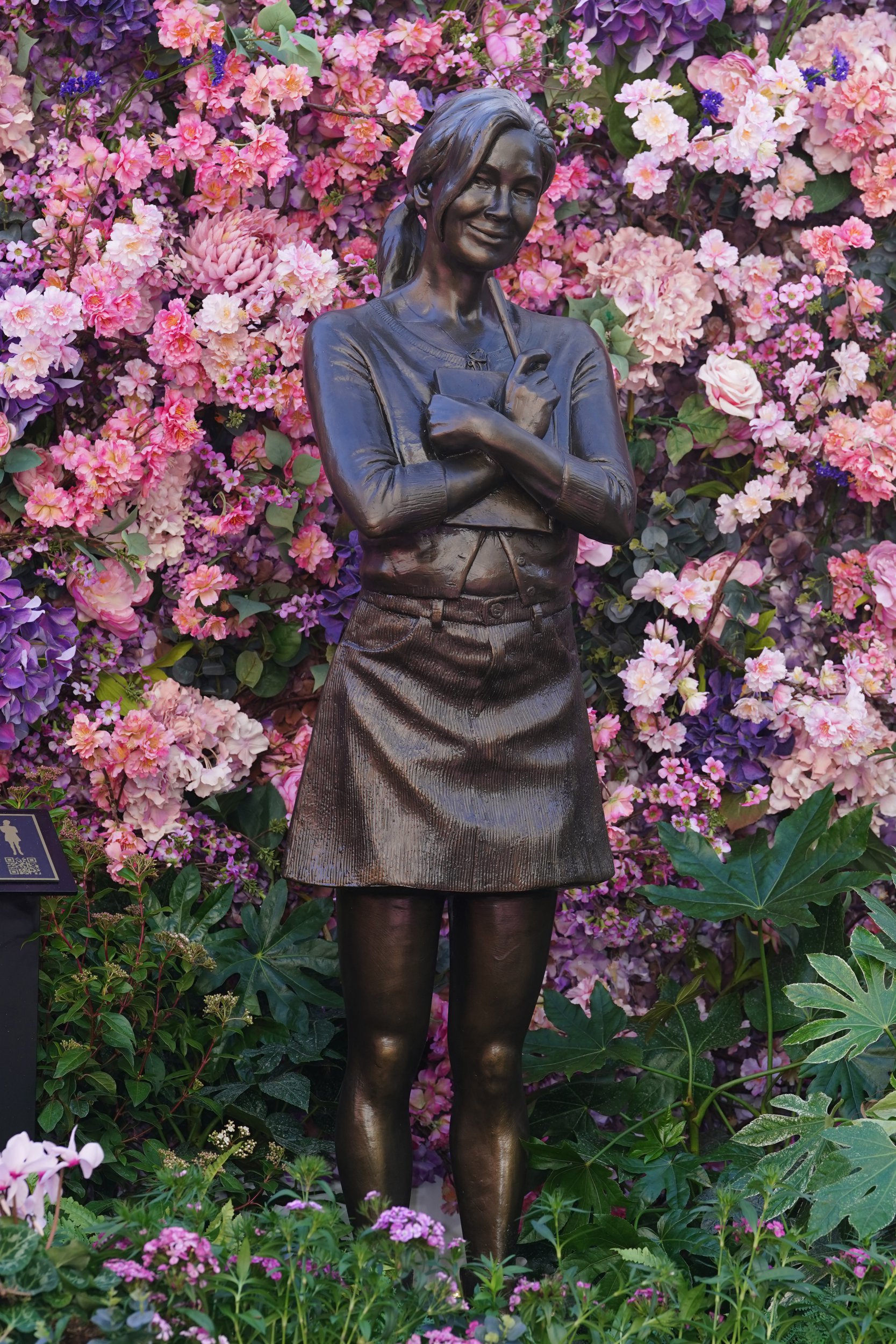 Bridget Jones star swears on BBC during statue reveal