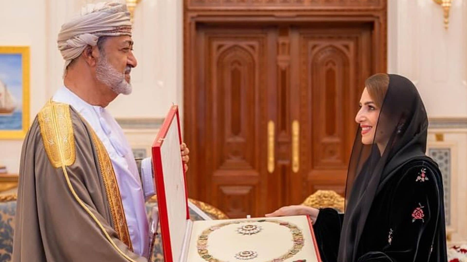 La mujer del Sultán de Omán hace historia: el reconocimiento sin ...