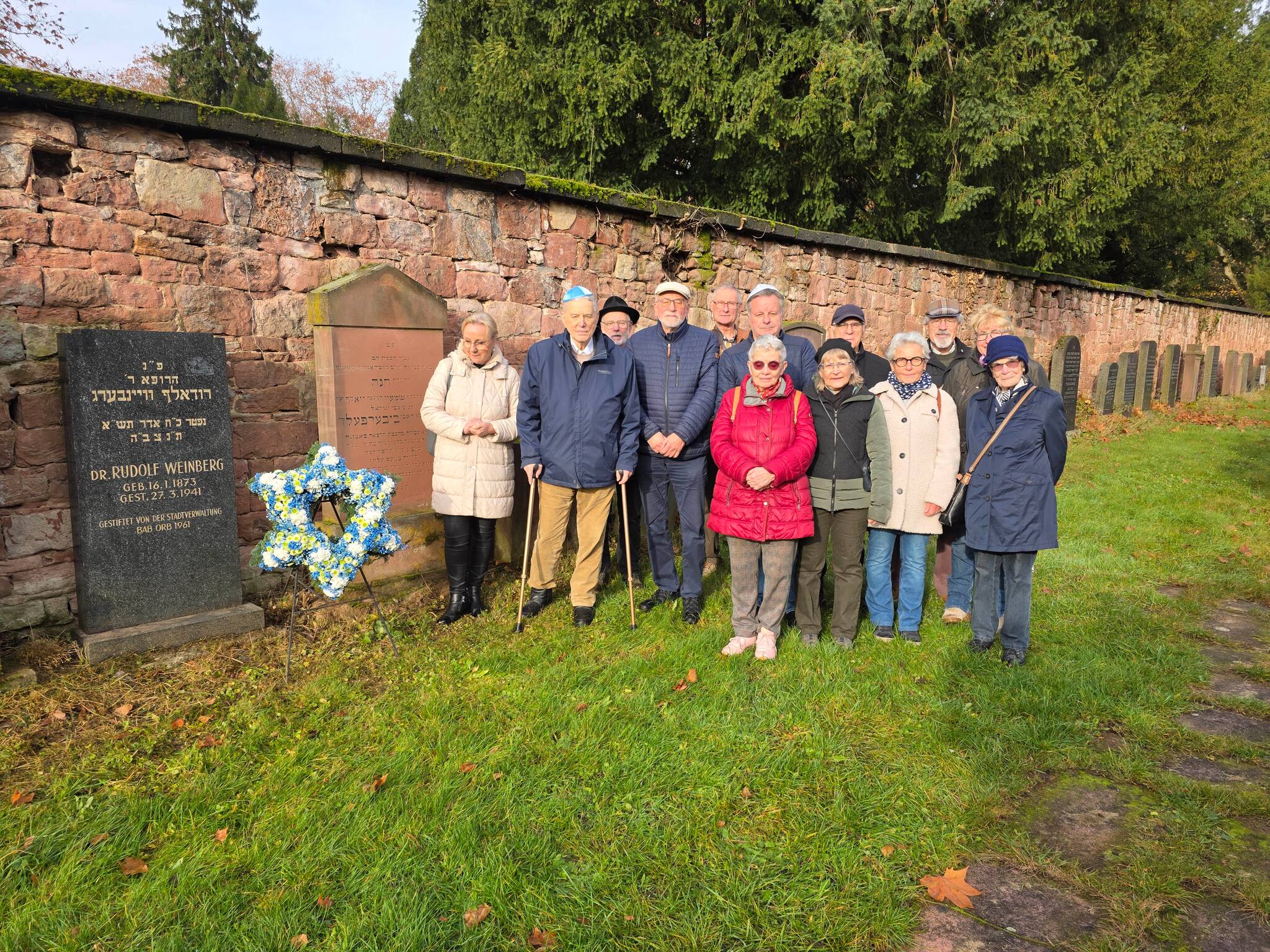 Jüdischer Arzt aus Bad Orb: Delegation besucht Weinberg-Grab in Frankfurt