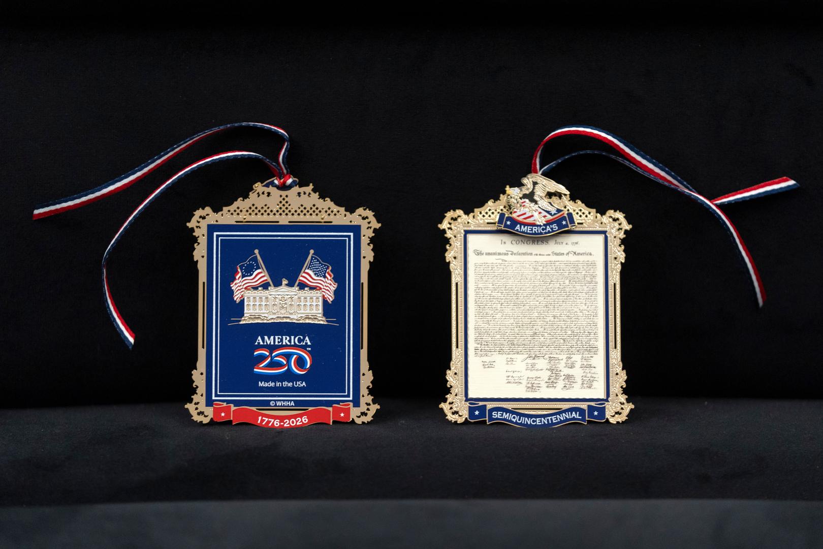 Decoration with tiny Declaration of Independence celebrates America's ...