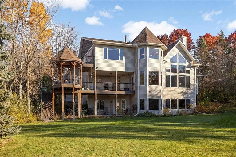 St. Croix River home with rail car track lists for $2.5 million