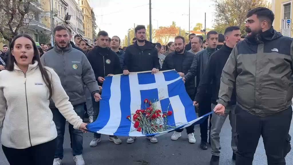 Στην κεφαλή της πορείας η σημαία - σύμβολο του Πολυτεχνείου