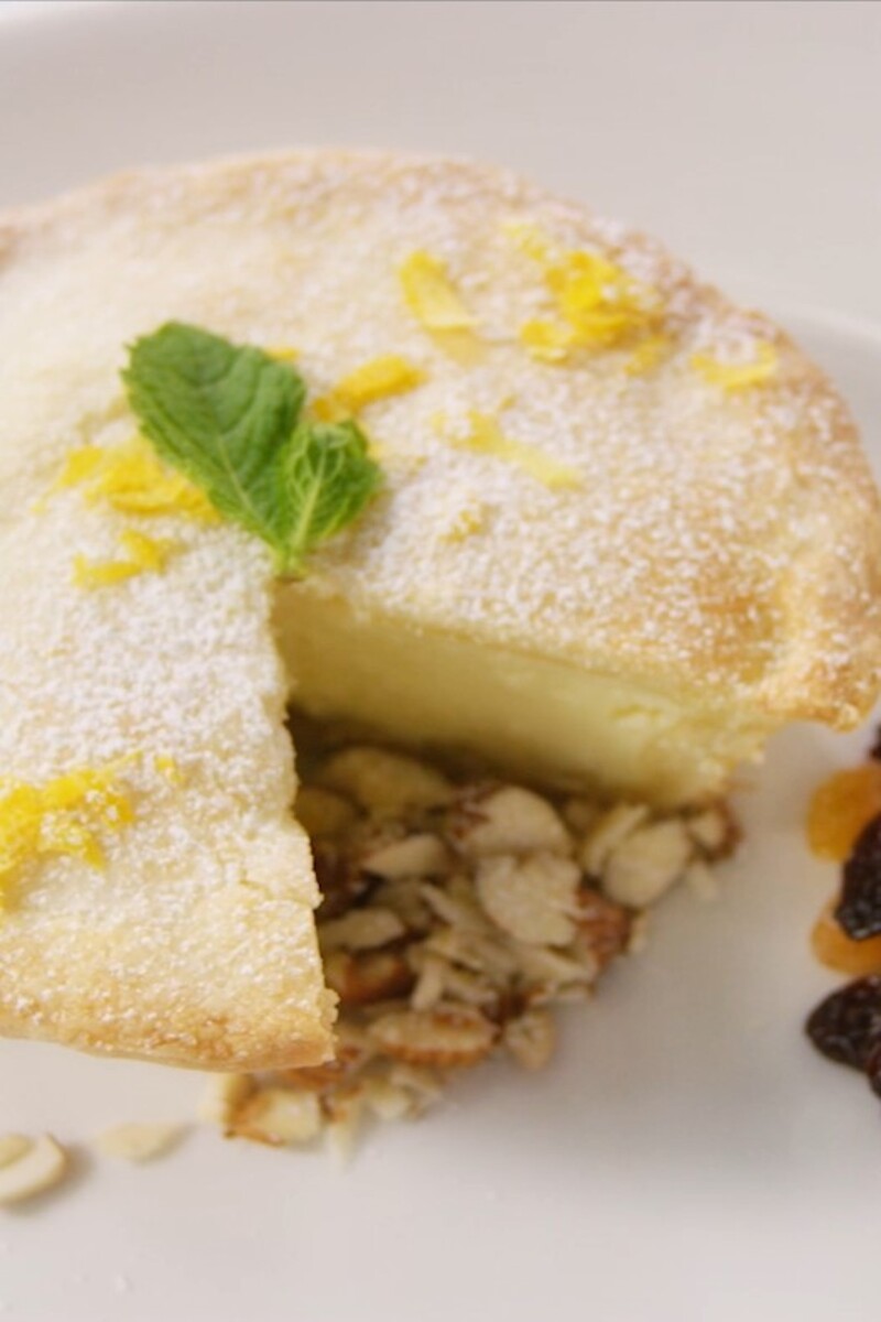 Tarta cremosa de ricotta y limón con un crujiente dorado por encima