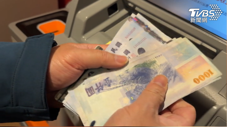 普發1萬「ATM領現」！ 2.8萬台支援 破38萬人領