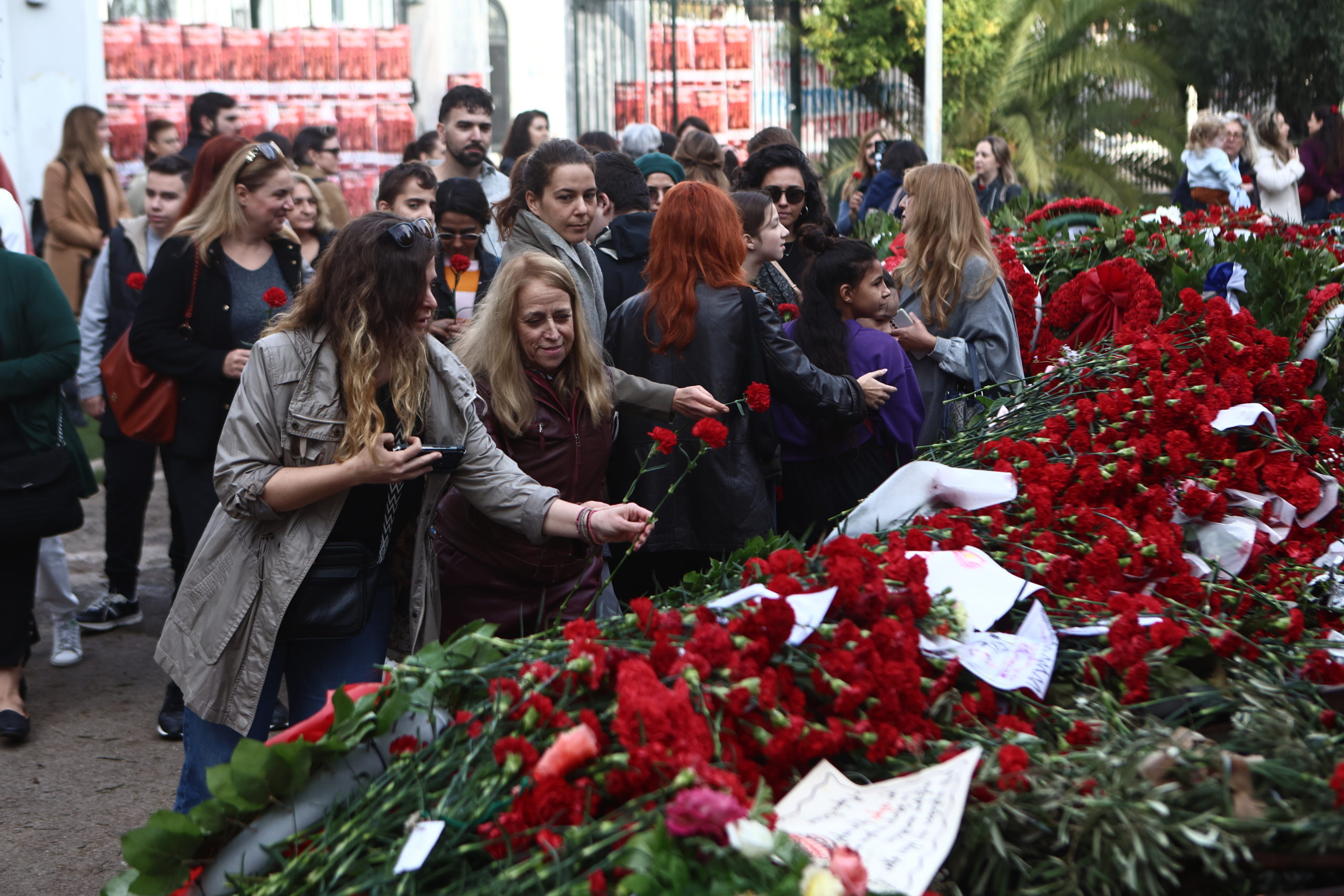 Κατάμεστο το Πολυτεχνείο: Μικροί και μεγάλοι αφήνουν ένα λουλούδι ...