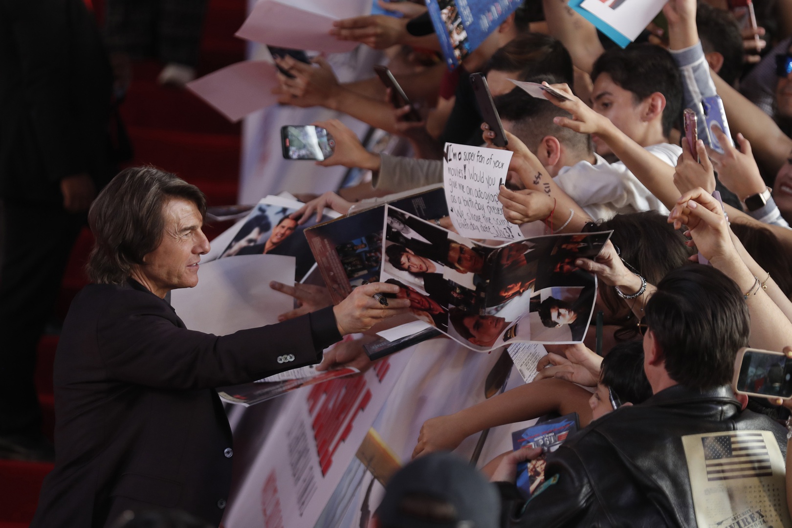 Tom Cruise recibe su primer Óscar en los Governors Awards y promete ...