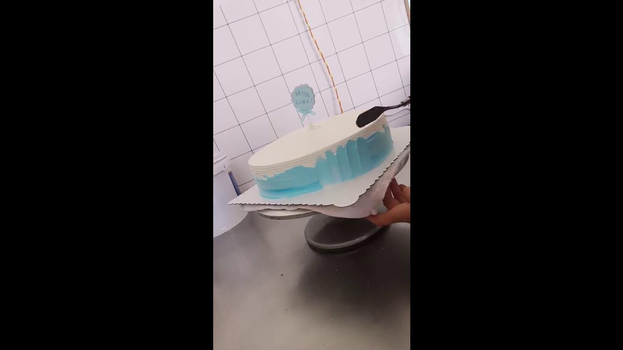 Making Blue Money Design Icing Cake
