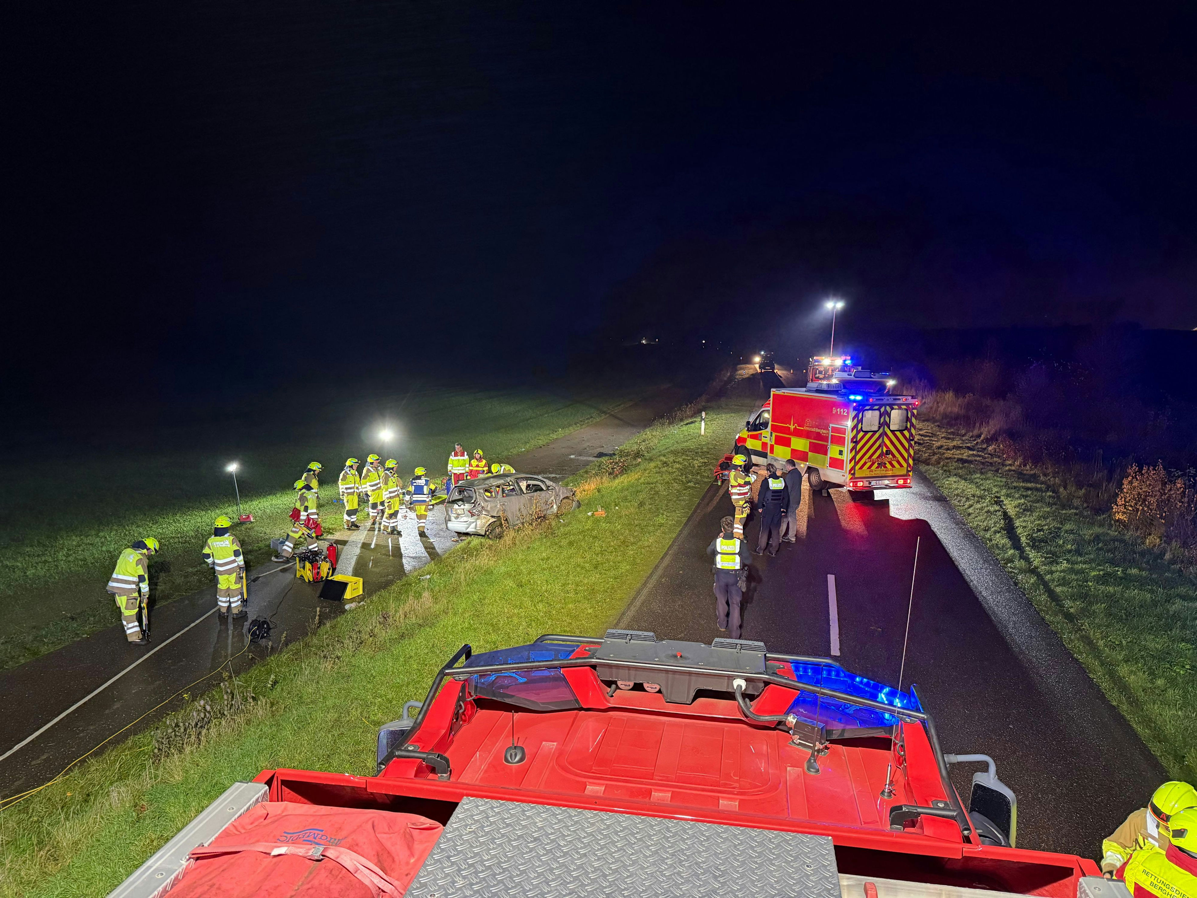 Auto überschlagen: Frau und zwei Kinder nach Unfall in Bedburg verletzt