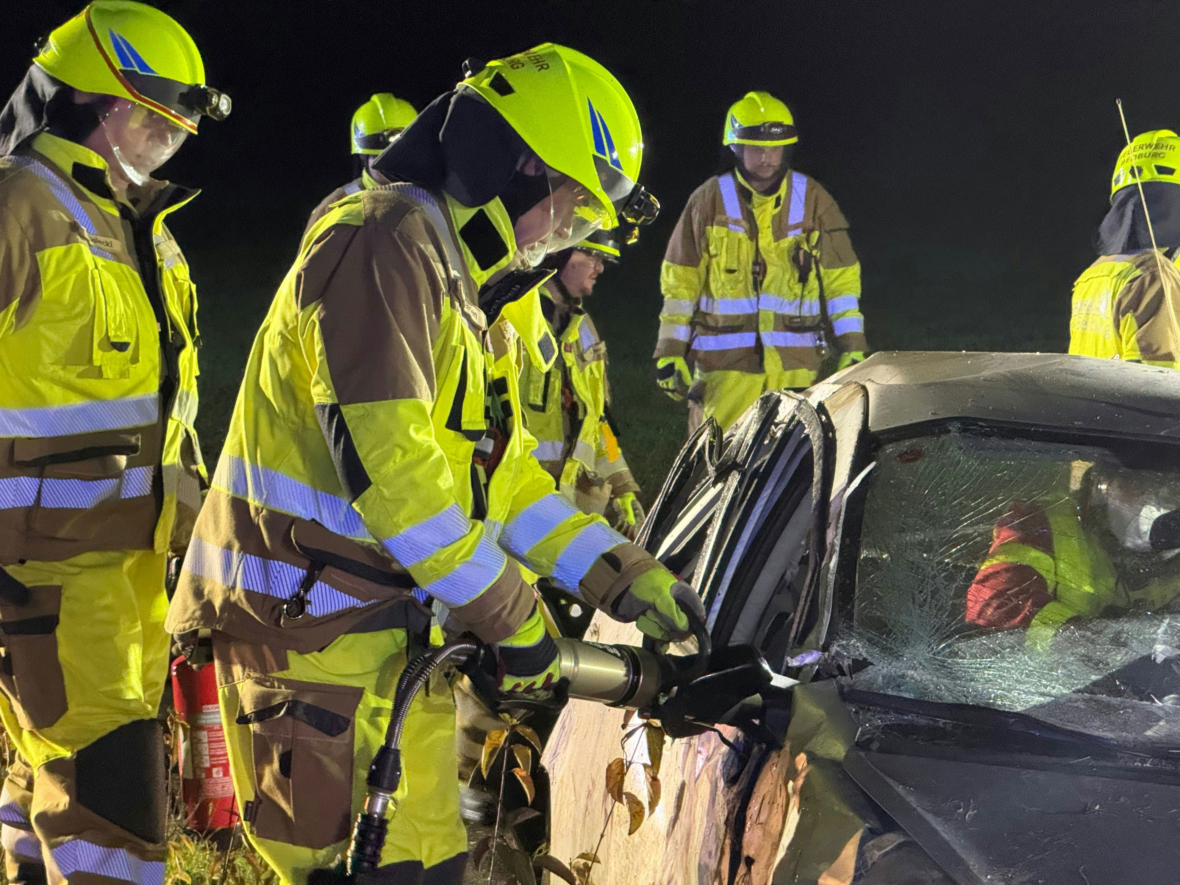 Fahrzeug überschlägt sich: Frau und zwei Kinder nach Autounfall in ...