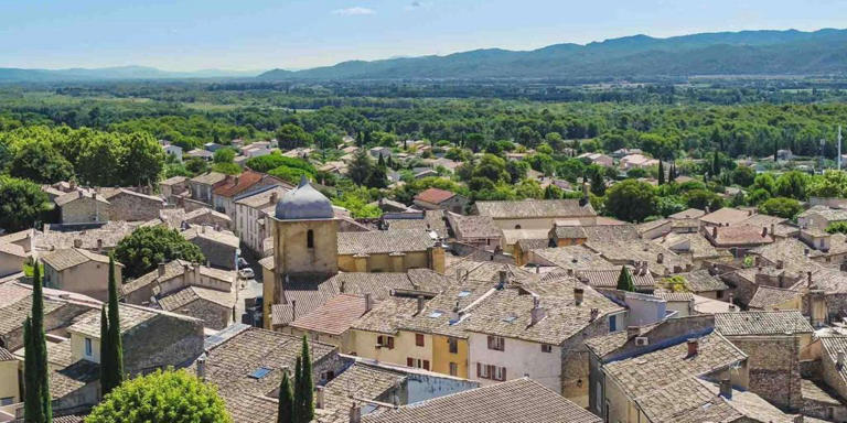 Encore plus beau que Gordes, ce sublime village perché est à voir en ...