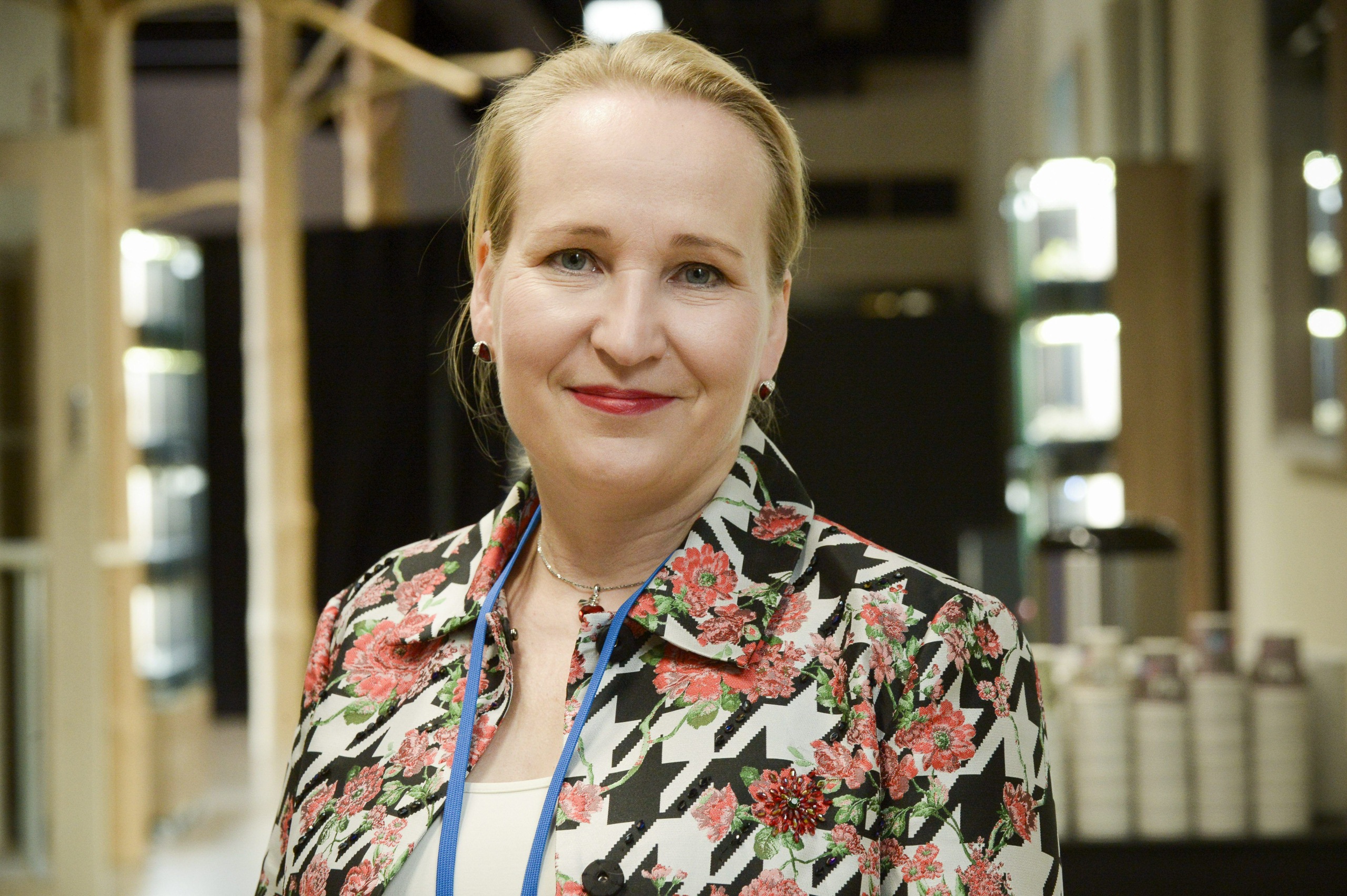 Minna Helle rikkoo jälleen yhden lasikaton nousemalla EK:n ...