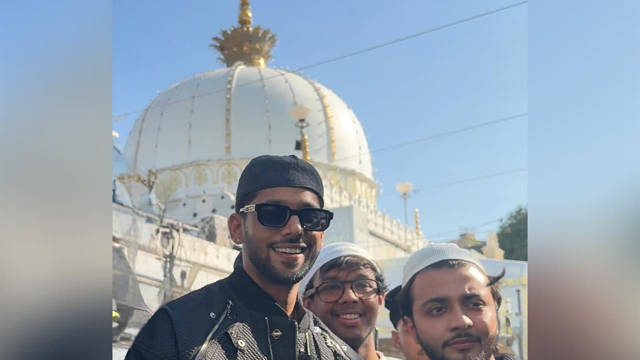 Baseer Ali visits Ajmer Sharif Dargah, delights fans at the shrine
