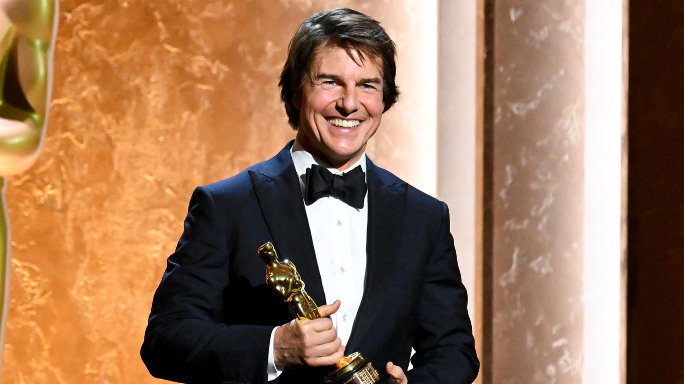 Tom Cruise reçoit le premier Oscar de sa carrière