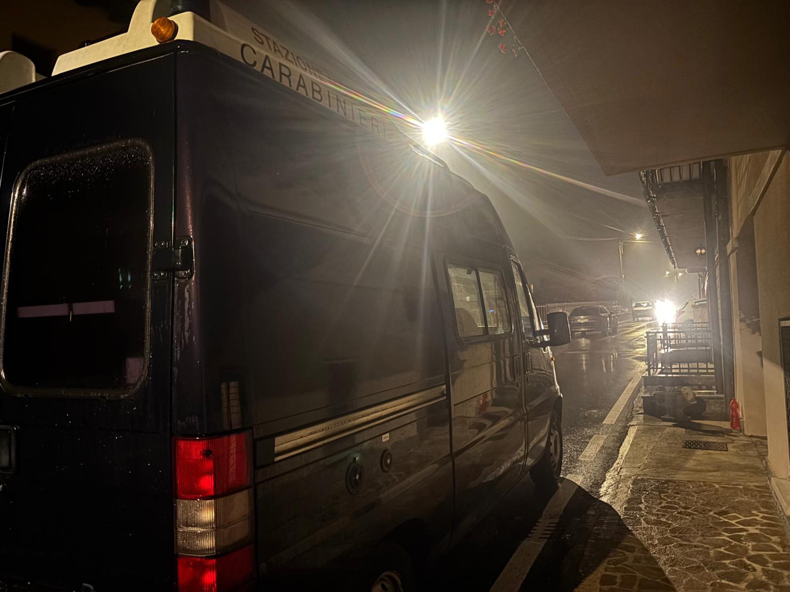 Pedina donna e la costringe a chiudersi in casa, arrestato