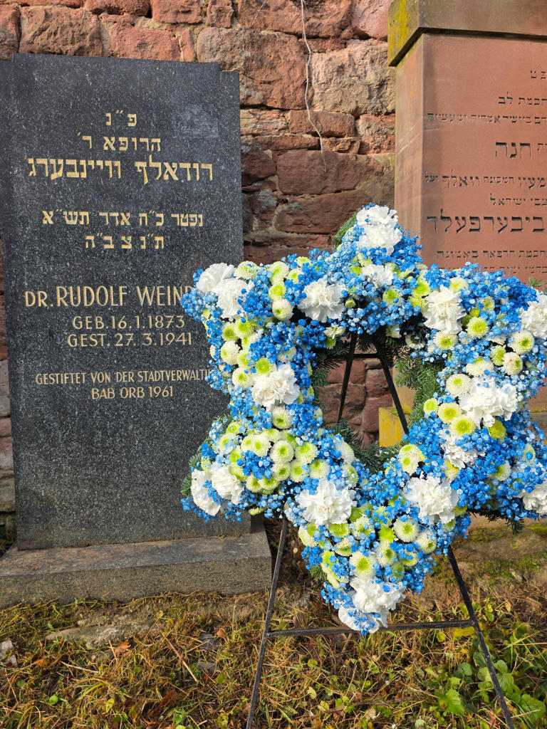 Jüdischer Arzt aus Bad Orb: Delegation besucht Weinberg-Grab in Frankfurt