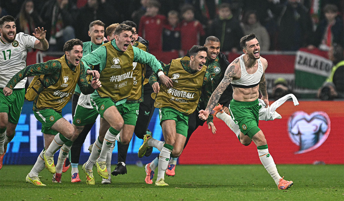 Robbie Keane leads Ireland celebrations with Troy Parrott song