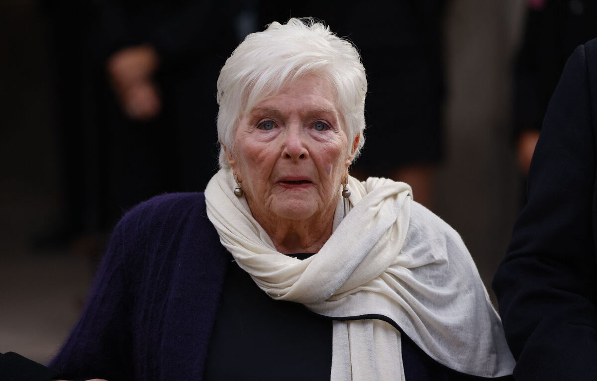 "C'est une cloche !" : Line Renaud ulcérée, elle ne mâche pas ses mots ...