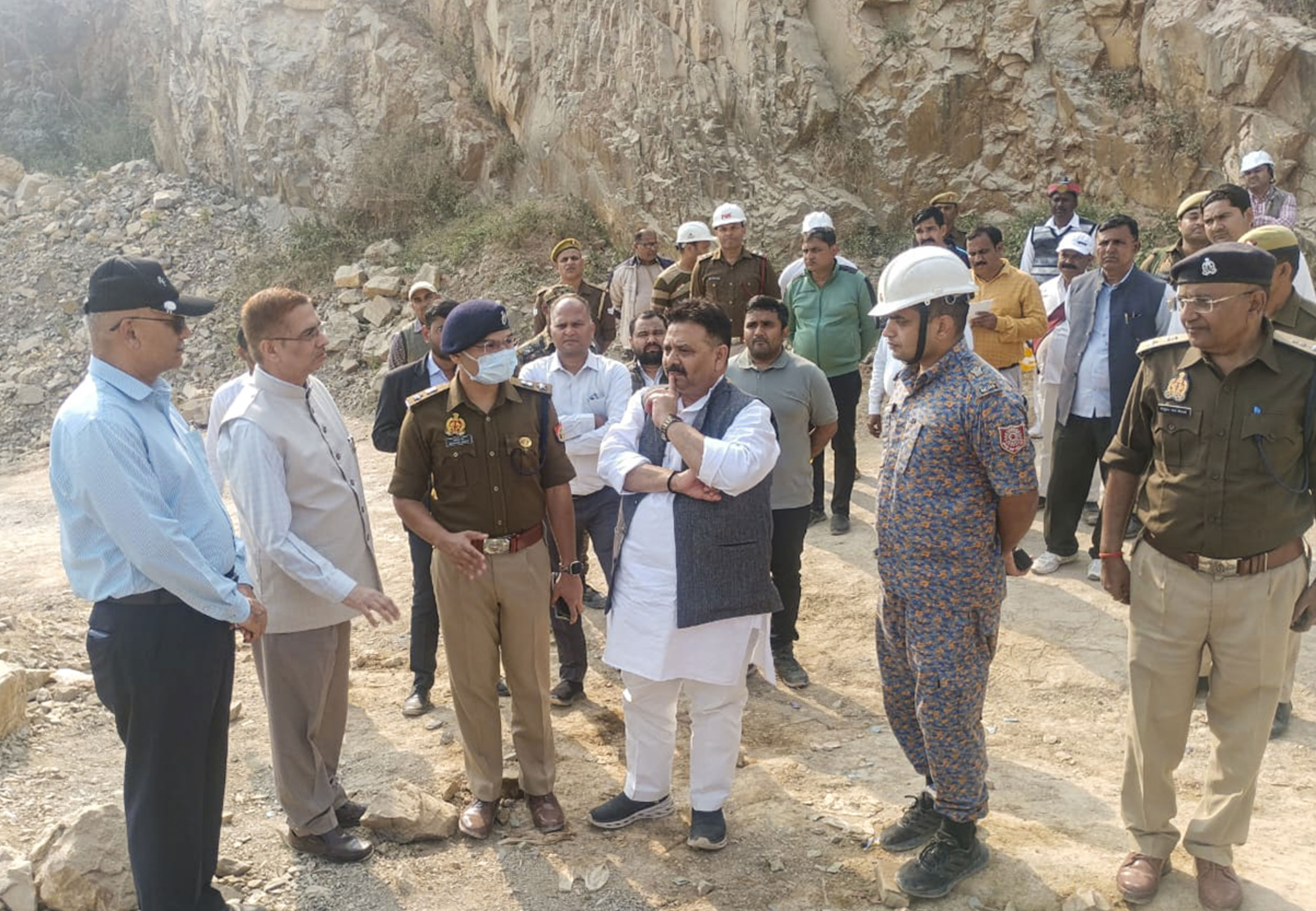 Death toll in stone quarry collapse in UP climbs to 6, more workers ...