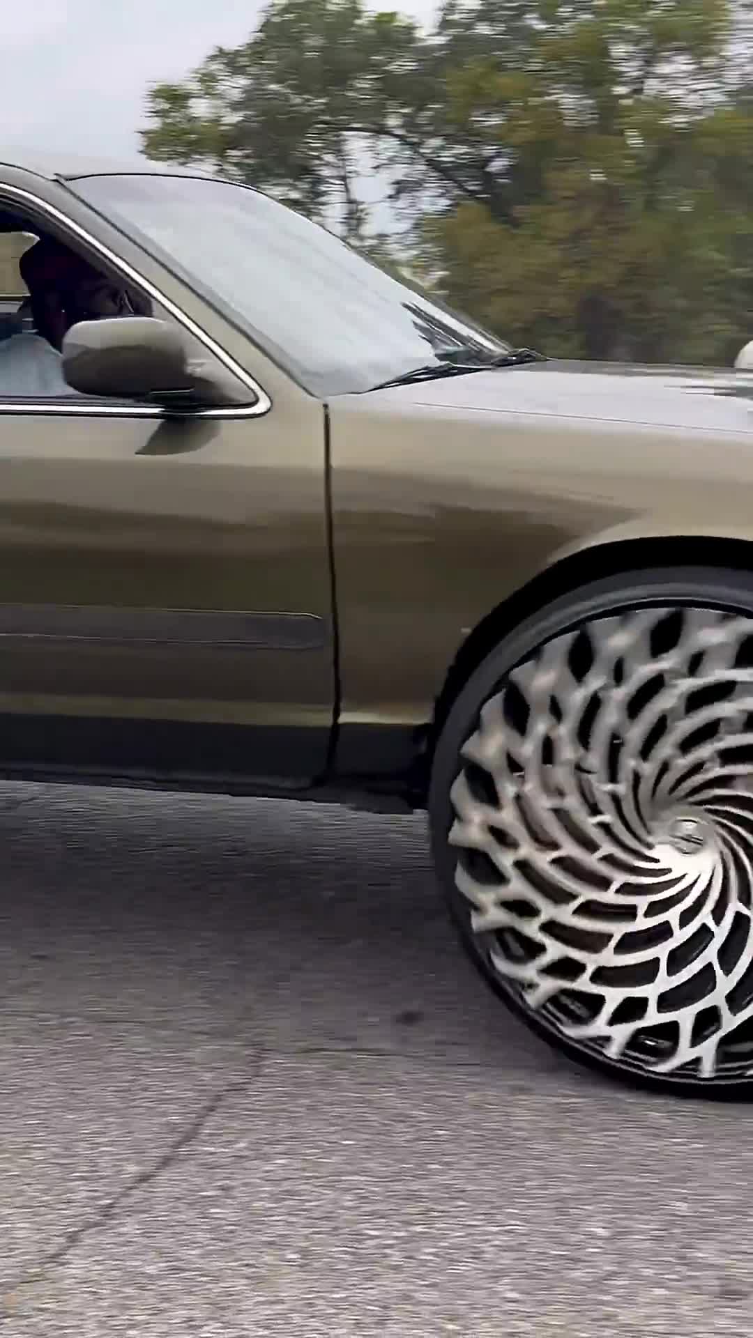 Ford Crown Victoria on 30”s Riding