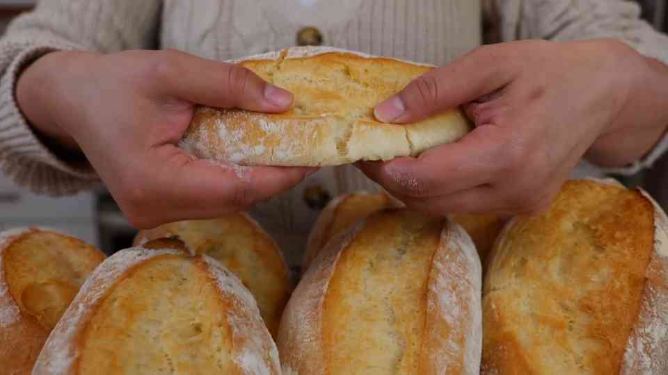 How to make Mexican bolillo bread at home