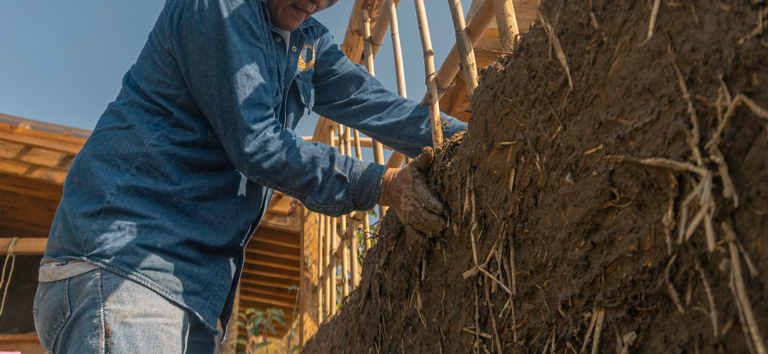 Hej då cement – nu byggs framtiden av jord och gammal kartong
