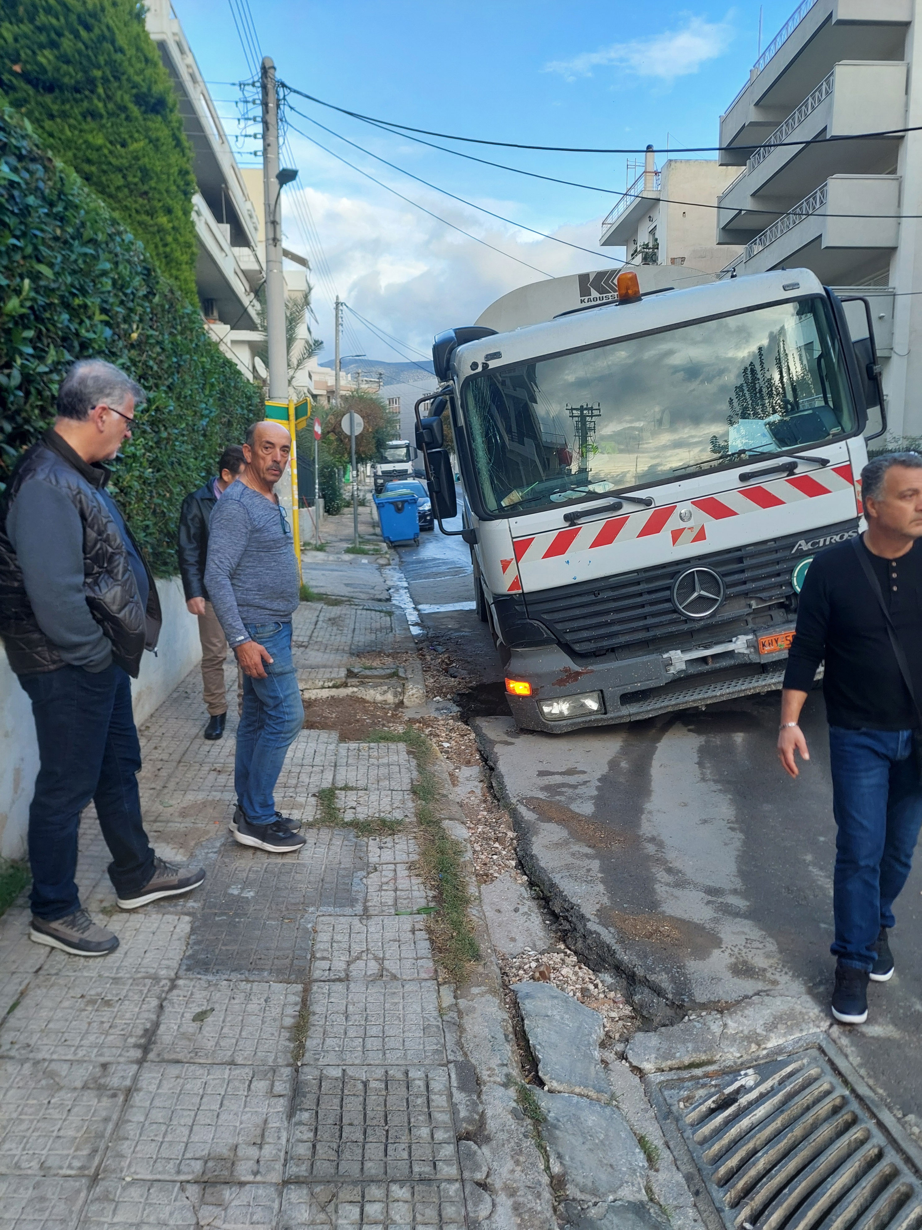 Άγιος Δημήτριος: Απορριμματοφόρο έπεσε σε τρύπα μετά από καθίζηση λόγω ...