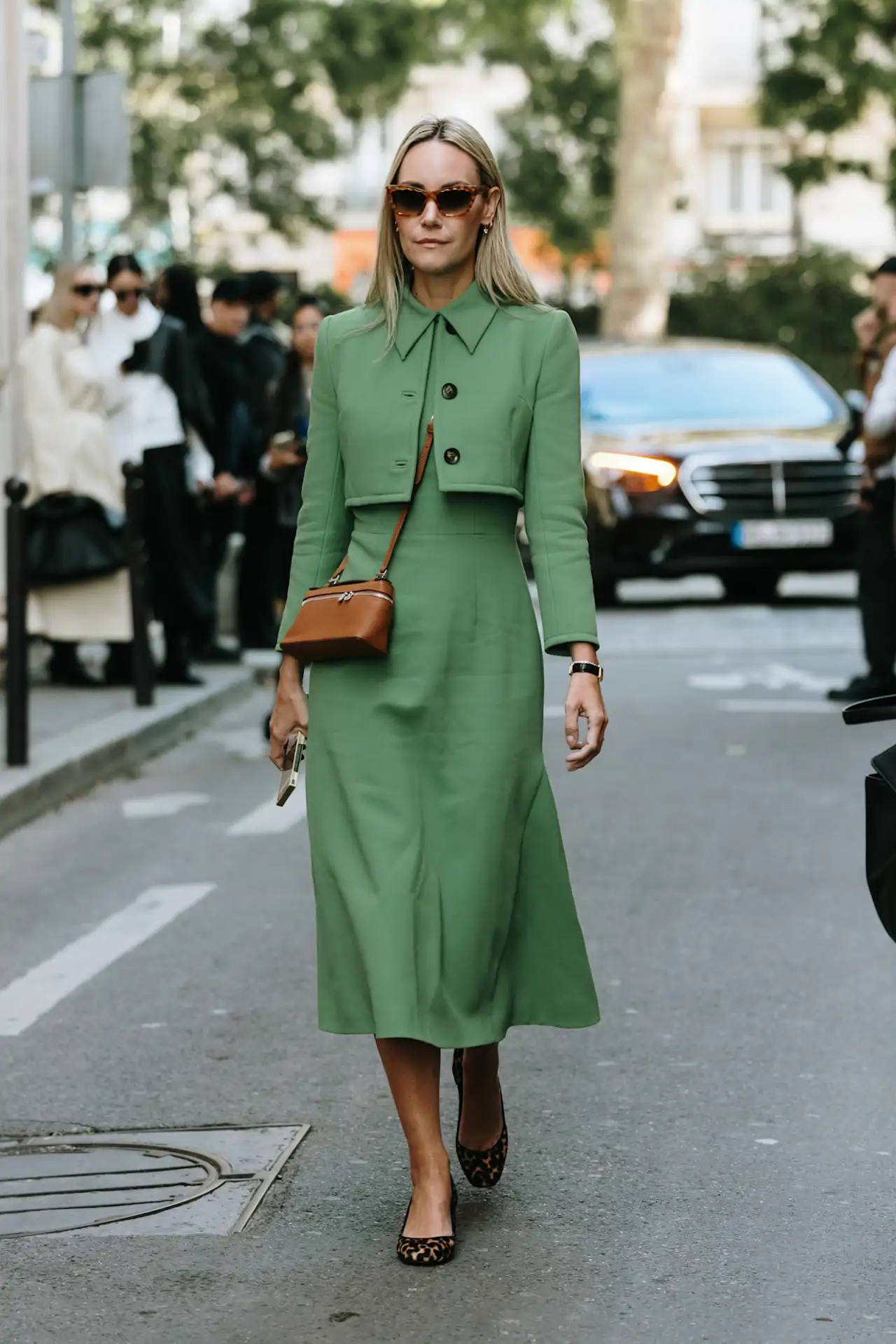 Qué color de uñas es ideal para combinar con un vestido verde