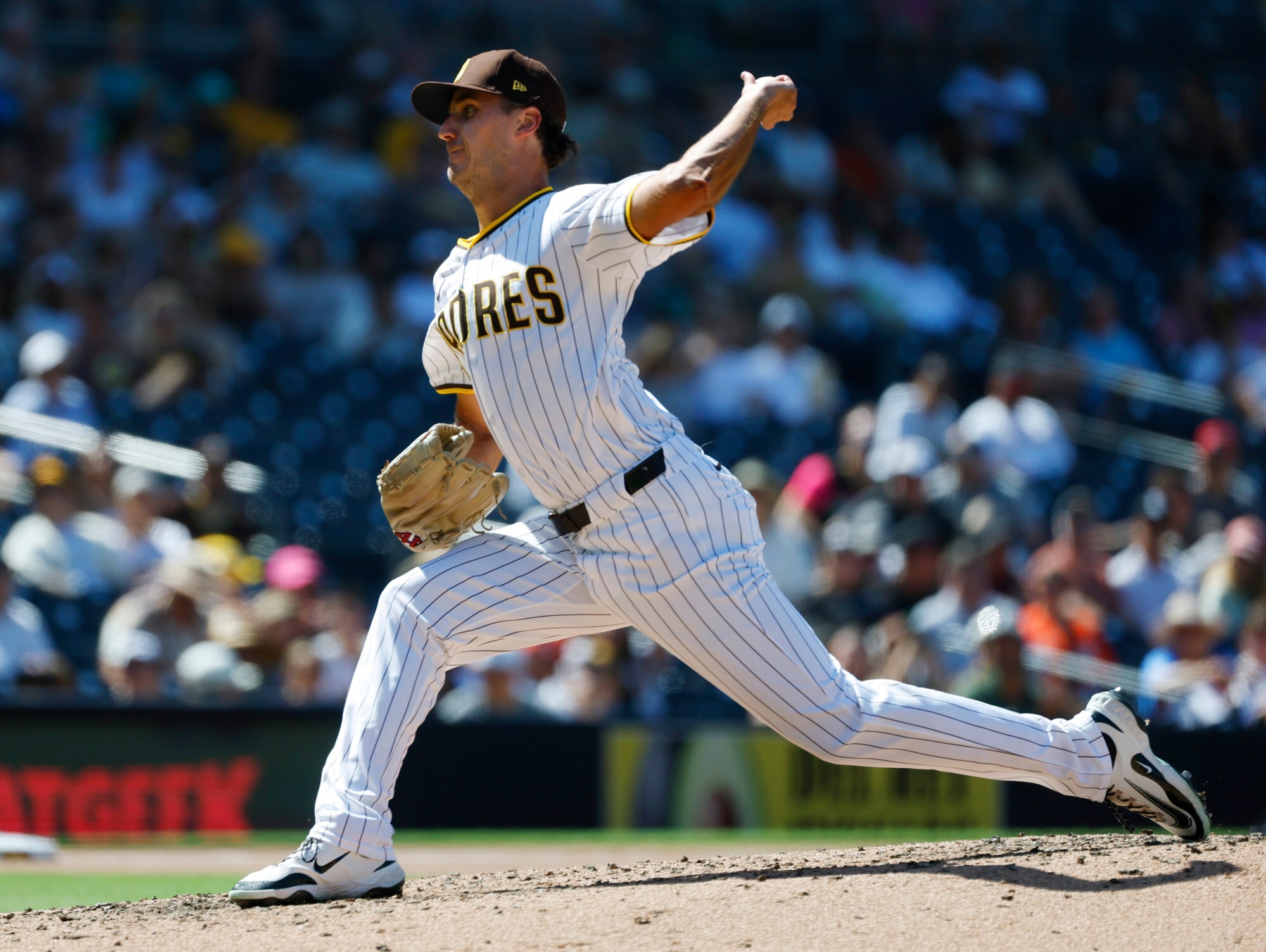 Padres re-sign pitcher Kyle Hart to 1-year deal with club option