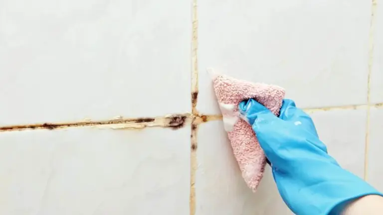 Hoe maak je de douchetegels en voegen weer schoon? Mix deze twee ...