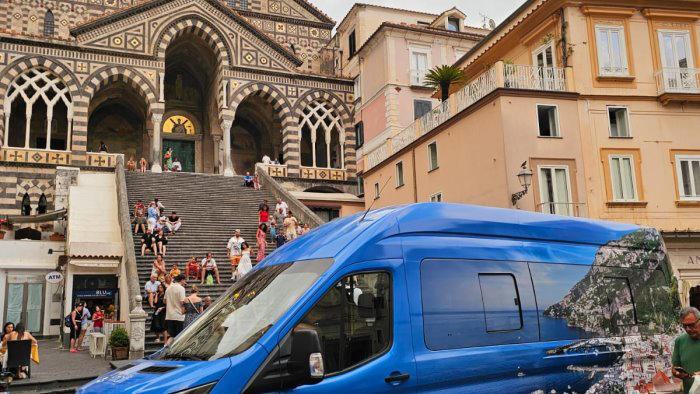 Amalfi, si rafforza il servizio di mini bus per le frazioni