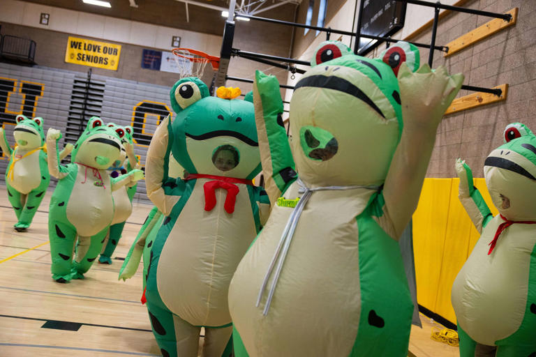 This Oregon congresswoman is wearing frog earrings to support ...