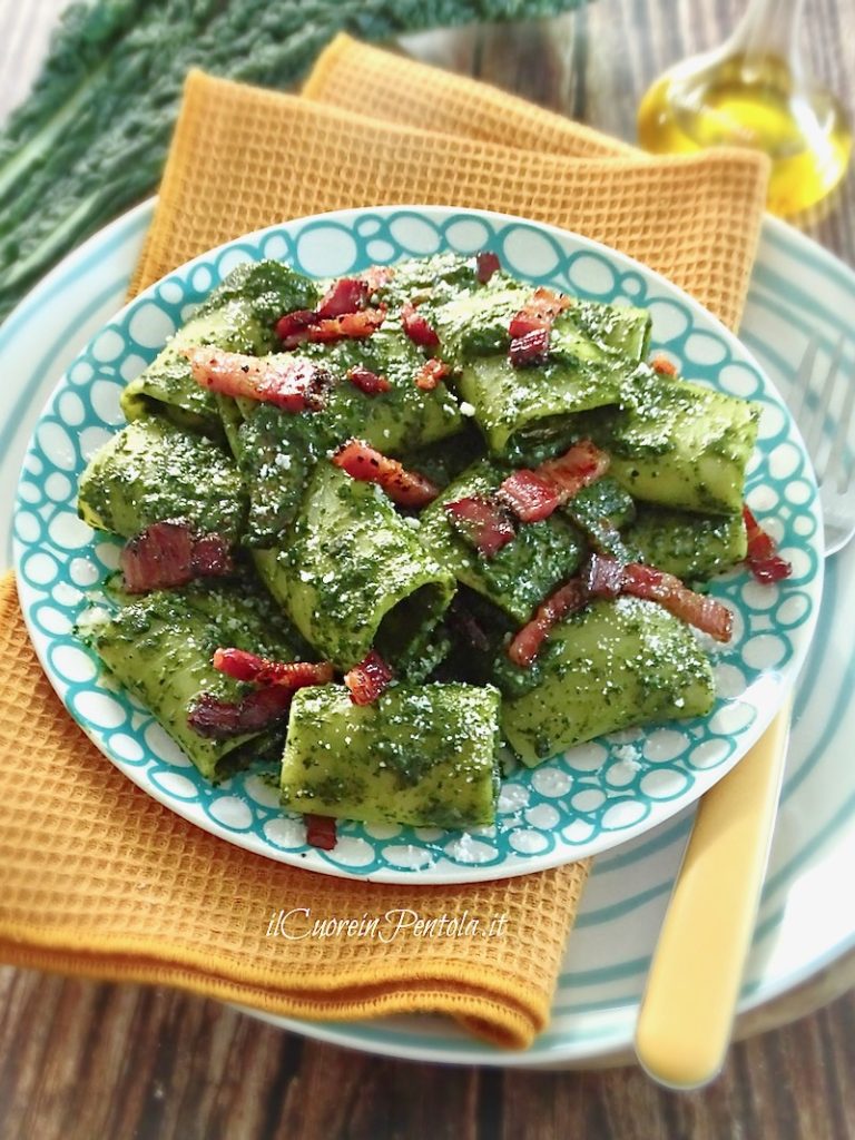 Pasta con crema di cavolo nero e guanciale
